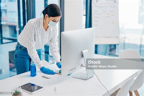 모든 사무실 표면 및 장비를 정기적으로 청소할 수 있도록 보장 살균에 대한 스톡 사진 및 기타 이미지 살균 컴퓨터 20 29세 Istock