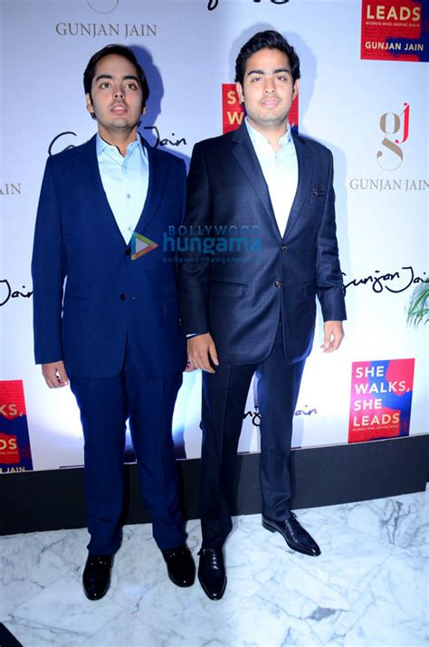 Shah Rukh Khan And Nita Ambani Unveil Gunjan Jains Book ‘she Walks She