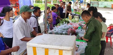ရခိုင်ပြည်နယ်၊ စစ်တွေမြို့ရှိ မုန်တိုင်းဒဏ်သင့်ပြည်သူများအား ဆန်၊ ဆီ