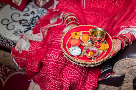 전통 인도 여성은 Karwa Chauth 축제를 계기로 오일 램프 달콤한 음식 꽃 및 종교 제물로 장식 된 접시를 들고 있습니다 30 34세에 대한 스톡 사진 및 기타