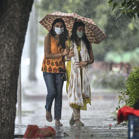 Flood देश के कई हिस्सों में आफत की बारिश नासिक में डूबे मंदिर