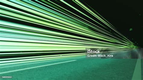 나뭇잎 재생 에너지 고속도로 교통 개념 밤에는 깨끗한 에코 파워 자동차 가로등 무공해 전기 자동차 기술 3d 렌더링이 있는 도로의 녹색 속도 빛 트레일 3차원 형태에 대한