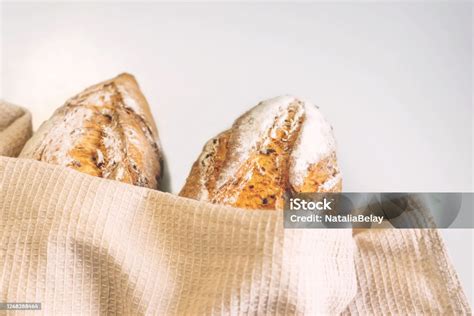 해바라기 씨를 곁들인 신선한 수제 빵 흰색 배경에 고립된 당근 면 수건 측면 보기 상단 보기 클로즈업 보기 건강한 식생활에 대한