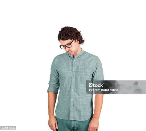 피곤하고 짜증나는 젊은 남자 학생의 초상화 긴 곱슬 머리 스타일 안경을 입고 지치고 우울 보인다 흰색 배경에 고립 된 뺨을 불고 캐주얼 남자 25 29세에 대한 스톡 사진