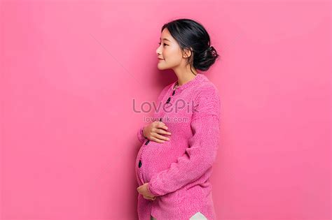 그녀의 배를 옆으로 보여주는 임산부