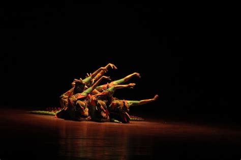 Premium Photo Contemporary Dance Performance