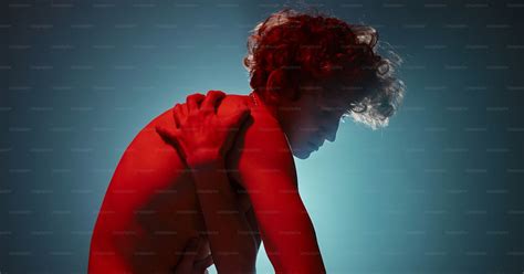 빨간 머리에 셔츠를 입지 않은 벌거벗은 여자 사진 Unsplash의 상처 이미지