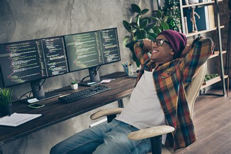 평화 롭고 쾌활한 남자의 프로필 사진 의자 팔 머리 뒤에 낮잠 휴식 완료 프로젝트 워크 스테이션 실내 30 34세에 대한 스톡 사진 및 기타 이미지 Istock