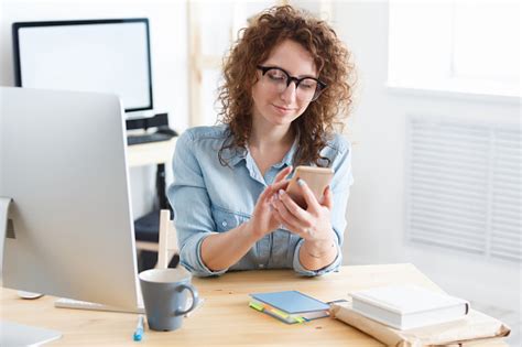 기쁜 표정으로 만족된 여성 창작 스튜디오에서 직장에서 디지털 컴퓨터 앞에 앉아 소셜 네트워크에서 사진을 공유 합니다 열심히 일 하는 동안 작은 휴식 가상현실에 대한 스톡