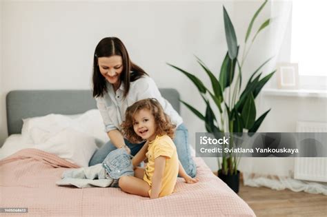 젊은 어머니는 어린 딸이 옷을 갈아 입도록 도와줍니다 자녀 돌보기 도움 모성 2 3 살에 대한 스톡 사진 및 기타 이미지 2 3 살 2명 35 39세 Istock