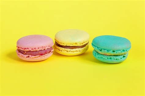 프렌치 스위트 쿠키 최소한의 음식 빵집 개념입니다 노란 배경에 핑크 블루 옐로우 그린 마카롱 거품 내기에 대한 스톡 사진 및 기타 이미지 Istock