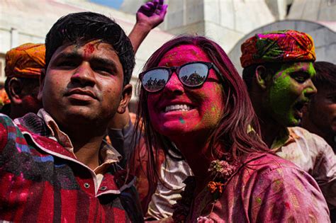 홀리 페스티벌에서 춤을 추는 여성 댄스는 전통적인 드레스 사람들이 그녀를 보고 색을 던지고 사진을 클릭합니다 놀기에 대한 스톡 사진 및 기타 이미지 Istock