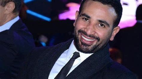 أحمد سعد يرتدي بدله بعد أزمة ملابسهومنير يستقبله على المس مصراوى