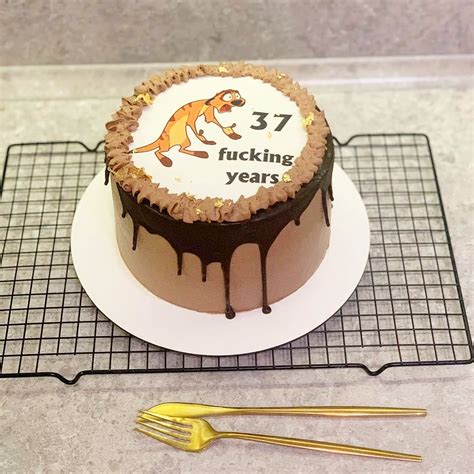 Тортик для молодого человека На День рождения Внутри шоколадный бисквит Вишня с коньяком