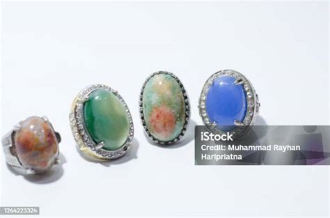 고립 된 흰색 배경에 보석 반지의 다양한 종류 0명에 대한 스톡 사진 및 기타 이미지 0명 거친 결정체 Istock