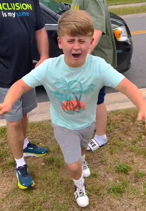 واکنش کودک 8 ساله‌ی بی خانمان وقتی که فهمید خانواده اش صاحب خانه شده