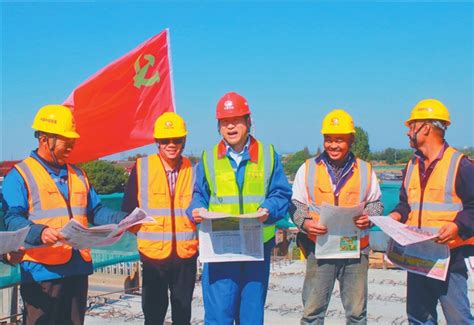 10月18日在芜申线溧阳段建设工地中铁四局的工人们用读报的形式学习党的二十大报告主要内容领会党的二十大精神