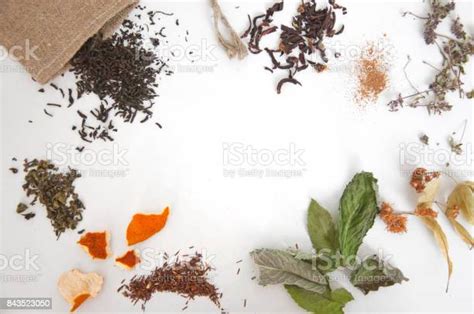 민트와 멜리사 Leafs 녹색과 검은색 차 말린된 오렌지 껍질 흰색 바탕에 빈 공간에 리넨 가방 짐 싸기에 대한 스톡 사진 및 기타 이미지 Istock