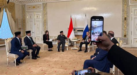 Путин в Санкт Петербурге проводит встречу с президентом Индонезии