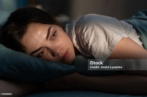 수면 장애 불면증 늦은 밤에 침대에 누워 있는 젊은 여자 잠을 잘 수 없다 20 24세에 대한 스톡 사진 및 기타 이미지 20 24세 걱정하는 건강관리와 의술