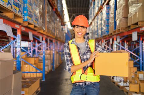 대형 창고 소매점 업계에서 일하는 노동자 여성의 초상화 재고 보관 랙 전자 상거래 및 물류 개념의 화물 내부 창고 사람들의 라이프 스타일 배송 서비스 25 29세에 대한