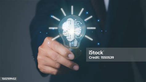 창의적인 아이디어를 브레인스토밍하는 두뇌 아이콘으로 전구를 들고 있는 사업가 개념에 대한 스톡 사진 및 기타 이미지 개념 계획 고객관계 관리 Istock