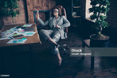 전체 길이 몸 크기 사진 아름 다운 놀라운 그녀는 그녀의 비즈니스 레이디 봐 전화 스마트 폰 메이크 셀 카 앉아 큰 아늑한