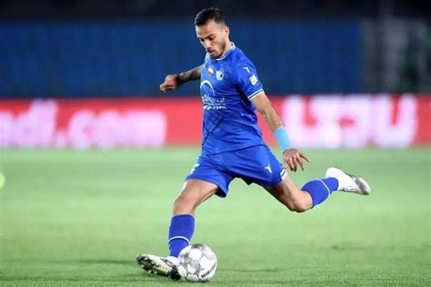 تصاویر؛ مدافع استقلال با دست بانداژ شده در تمرین