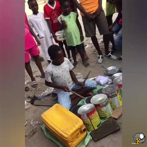 نوازندگی باحال پسر سیاه پوست با انواع قوطی فیلو