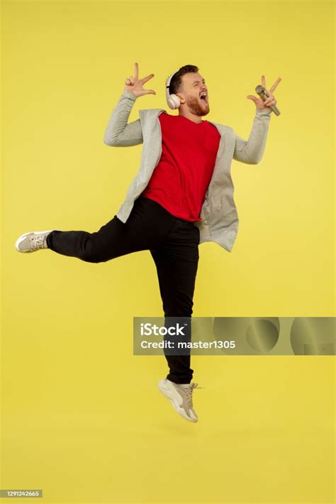 노란 스튜디오 배경에 고립 된 몸짓을 하는 젊은 성공적인 하이 점프 남자의 전체 길이 초상화 20 24세에 대한 스톡 사진 및 기타 이미지 Istock