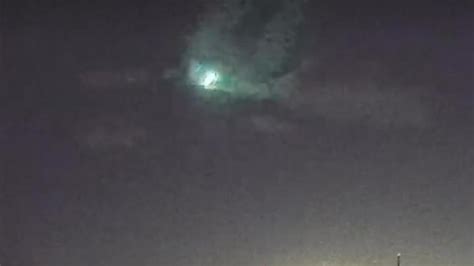 Viral Benda Bercahaya Hijau Melintasi Langit Yogyakarta Meteor