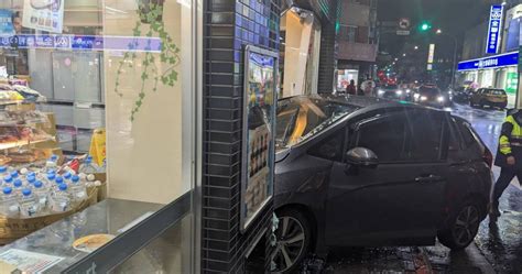 疑闖紅燈釀禍！轎車失控撞進全家 店家嚇壞急報警 娛樂 Ctwant