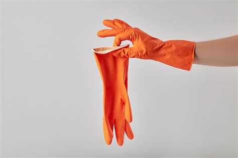 청소 서비스 개념 오렌지 또는 노란색 보호 장갑을 착용한 깨끗한 사람 회색 배경 복사 공간을 복사합니다 가사 집안일에 대한 스톡 사진 및 기타 이미지 Istock