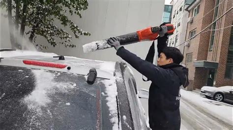 허스크바나 충전 송풍기 충전 블로워로 350ib로 이른 아침에 Suv 자동차 제설 작업 젖은 눈도 1 분 30초 면