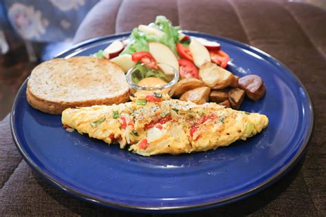 샐러드와 튀긴 감자와 오믈렛 오믈렛 또는 스크램블 에그 0명에 대한 스톡 사진 및 기타 이미지 0명 감자 요리 감자 칩 Istock