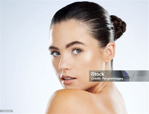 스킨케어 아름다움 천연 화장품 젊은 빛 메이크업에서 흰색 배경에 격리된 여성의 얼굴 피부과 결과 스튜디오에서 얼굴 또는 웰빙을 위한 브라질 모델 또는 사람 초상화 20 24