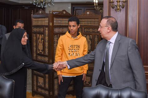 محافظ الإسكندرية يكرم أسرة أمين شرطة استشهد أثناء تأدية عمله في إخماد حريق