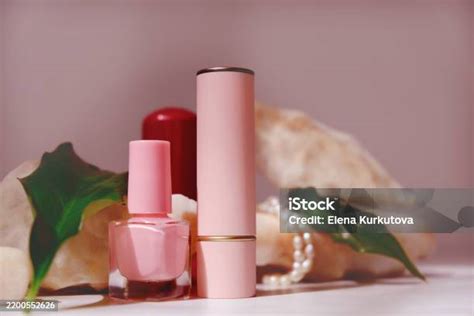 화장품 매니큐어 립스틱 핑크와 레드 컬러 화장품 포장 대리석 돌 연단에 제품 장식 진주 0명에 대한 스톡 사진 및 기타 이미지 Istock