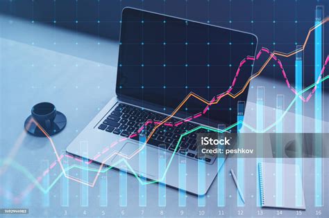 책상 위에 있는 노트북을 커피잔 메모장 흐릿한 배경에 늘어남 비즈니스 차트 그리드로 마무리한다 기업 성장 계획 및 회사 개발