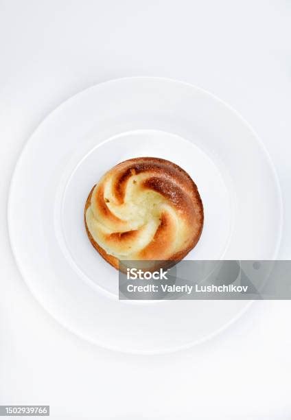 하얀 접시에 코티지 치즈 케이크 맛있고 부드럽고 달콤한 쿠키 코티지 치즈 쿠키 그릇에 대한 스톡 사진 및 기타 이미지 그릇 달콤한 롤빵 달콤한 음식 Istock