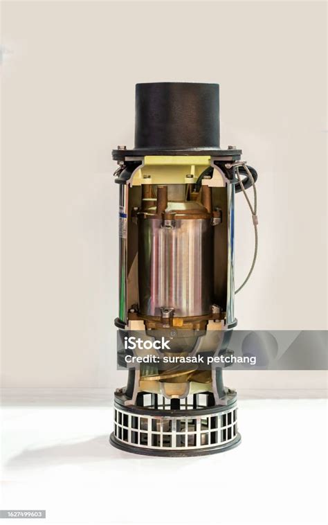 산업용 펌핑 응용 작업에서 물 또는 액체 등을 운반하기 위한 잠수정 펌프 또는 축류 펌프 내부의 단면 세부 정보 공학에 대한