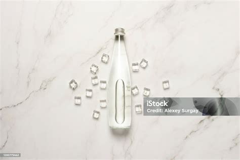 대리석 테이블에 물과 얼음 조각의 유리 병 열 물 균형 다이어트 체중 감소 상쾌한 음료의 개념 플랫 레이 상단 보기 0명에 대한 스톡 사진 및 기타 이미지 Istock