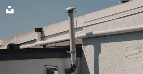 흰색과 검은 색 금속 파이프 사진 Unsplash의 무료 벽 이미지