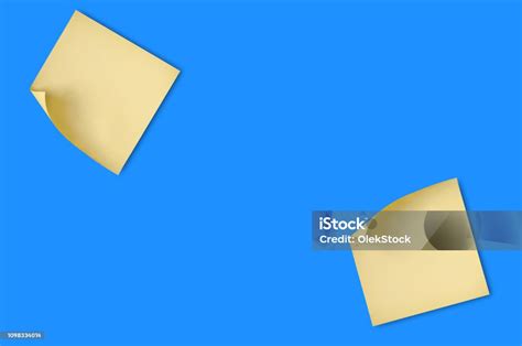 곡선 모서리 사무실 이나 가정에서 냉장고에서 블루 테이블에 연결 된 두 개의 빈 사각형 노란색 스티커 최고의 볼 수 있습니다 텍스트에 대 한 공간을 복사 합니다 비즈니스