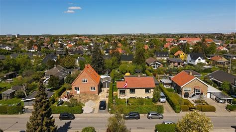 푸른 하늘 아래 주황색 지붕이 있는 푸른 나무와 집들로 가득한 마을의 하이 앵글 샷 0명에 대한 스톡 사진 및 기타 이미지