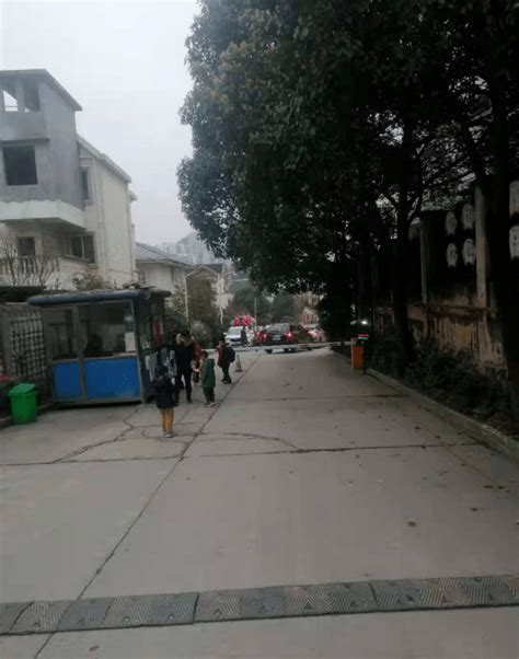 微友吐槽摊贩及车辆将幼儿园门口堵得水泄不通望相关部门处理 凯里