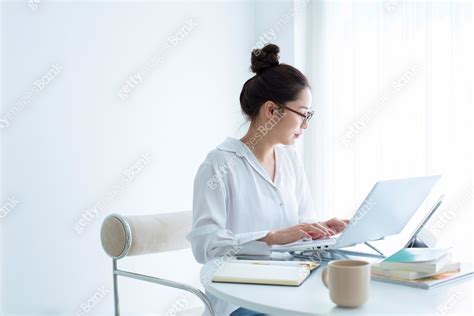 여성 화이트칼라 전문직 재택근무 원격근무 라이프스타일 싱글라이프 주제 이미지 Jv12592006 게티이미지뱅크