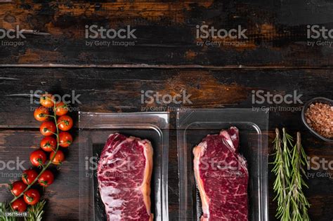 오래된 어두운 나무 테이블 배경에 팩에 원시 스테이크 상단 보기 평면 누워 텍스트복사 공간 고기에 대한 스톡 사진 및 기타