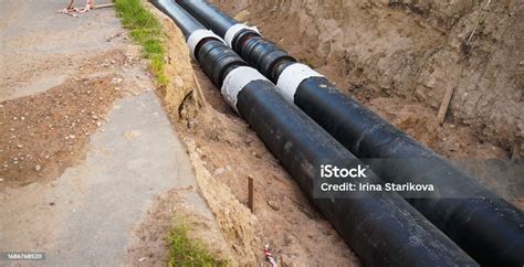 난방 및 급수 망의 분배 단위의 설치 접지 트렌치에 파이프를 연결하기위한 프레임 한 줄로에 대한 스톡 사진 및 기타 이미지 한 줄로 하수 하수관 Istock