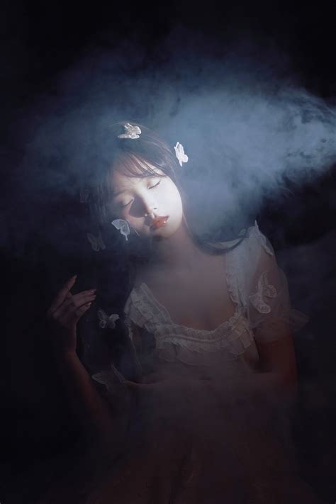 月光落在左手上 出镜 至春禾 摄影 初夏未 高清图片堆糖美图壁纸兴趣社区